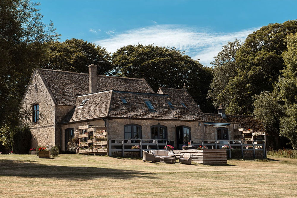 Jeremy Clarkson is opening The Farmer's Dog pub in Burford in the ... Jeremy Clarkson is opening The Farmer's Dog pub in Burford in the ...